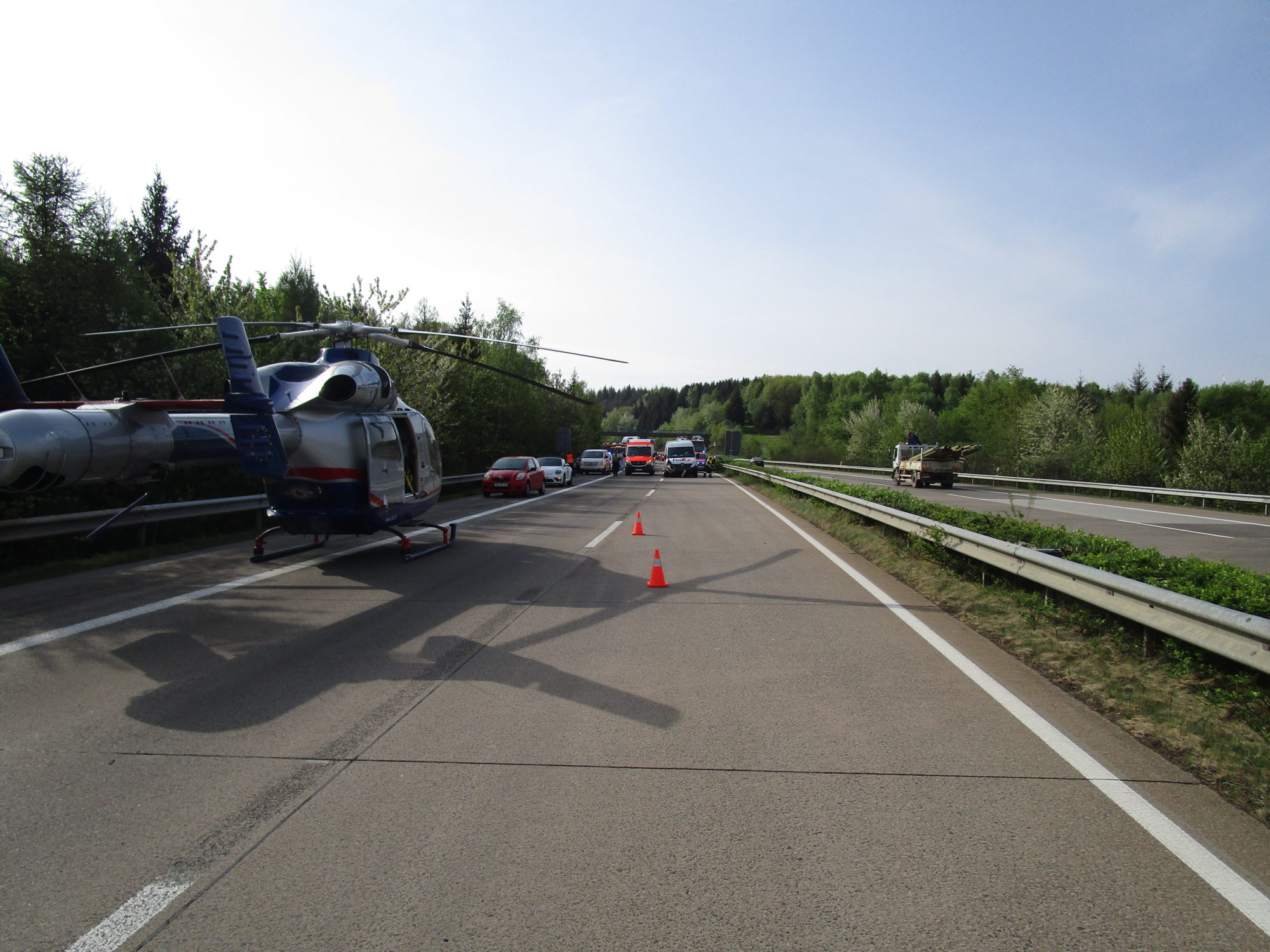Verkehrsunfall durch auffahrenden Transporter auf PKW in Stauende auf ...