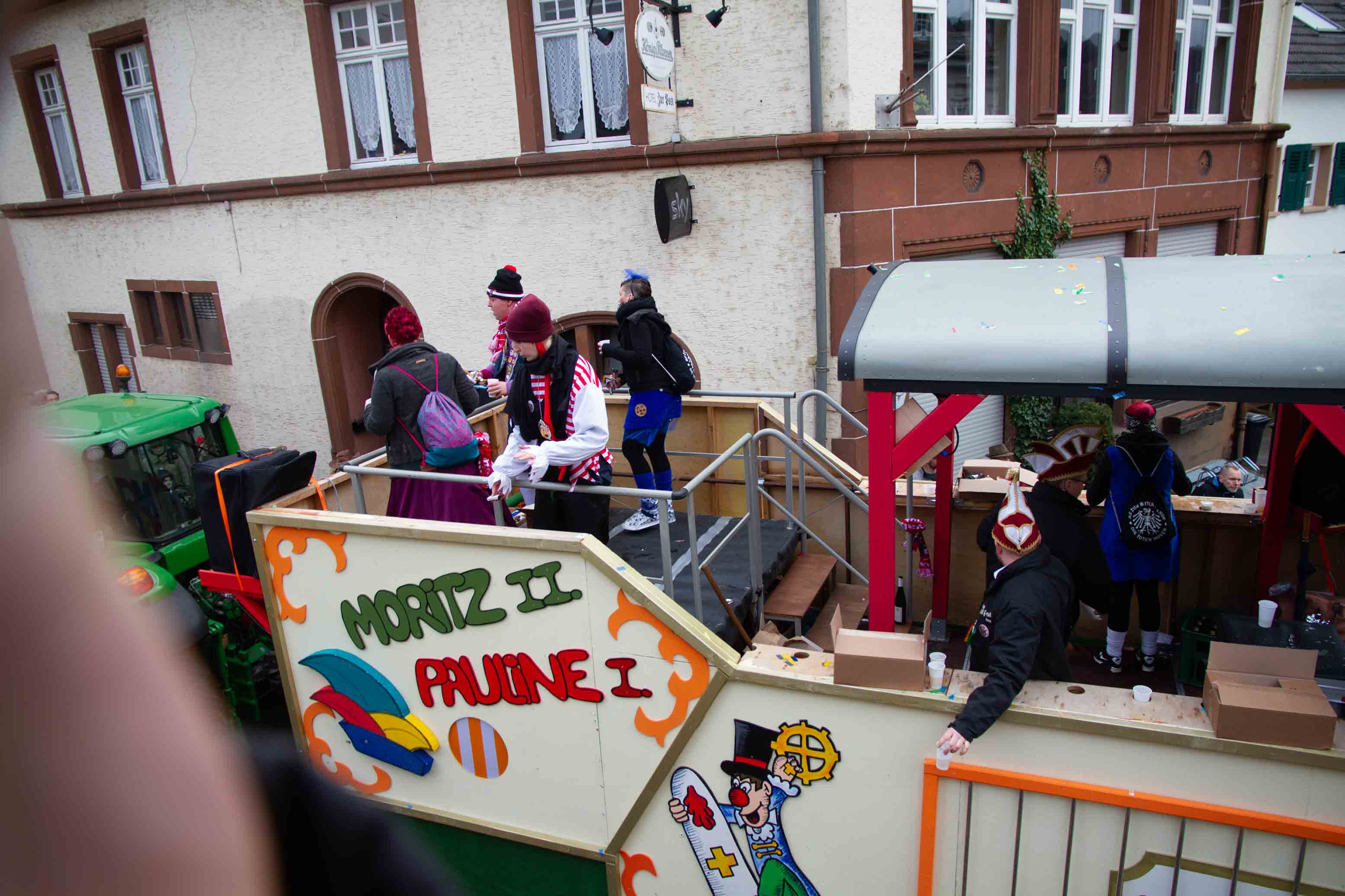 Serrig „noun da je“ - Umzug mit bunten und tanzenden Fußgruppen. (Video ... Serrig „noun da je“ - Umzug mit bunten und tanzenden Fußgruppen. (Video ...