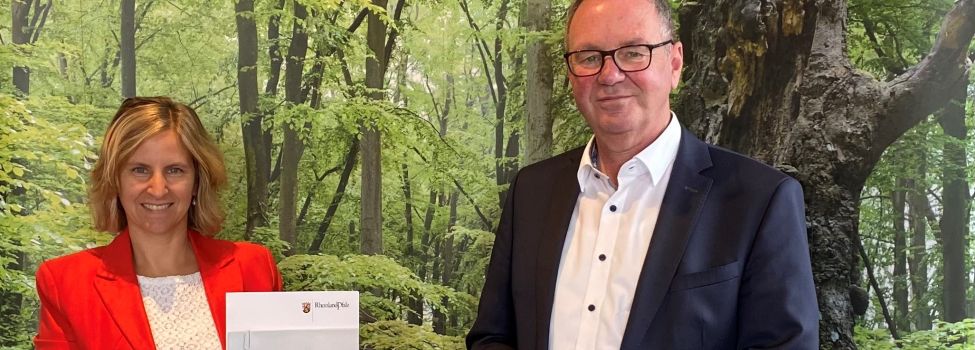 MINISTERIN KATRIN EDER UND BÜRGERMEISTER JÜRGEN DIXIUS UNTERZEICHNEN ...